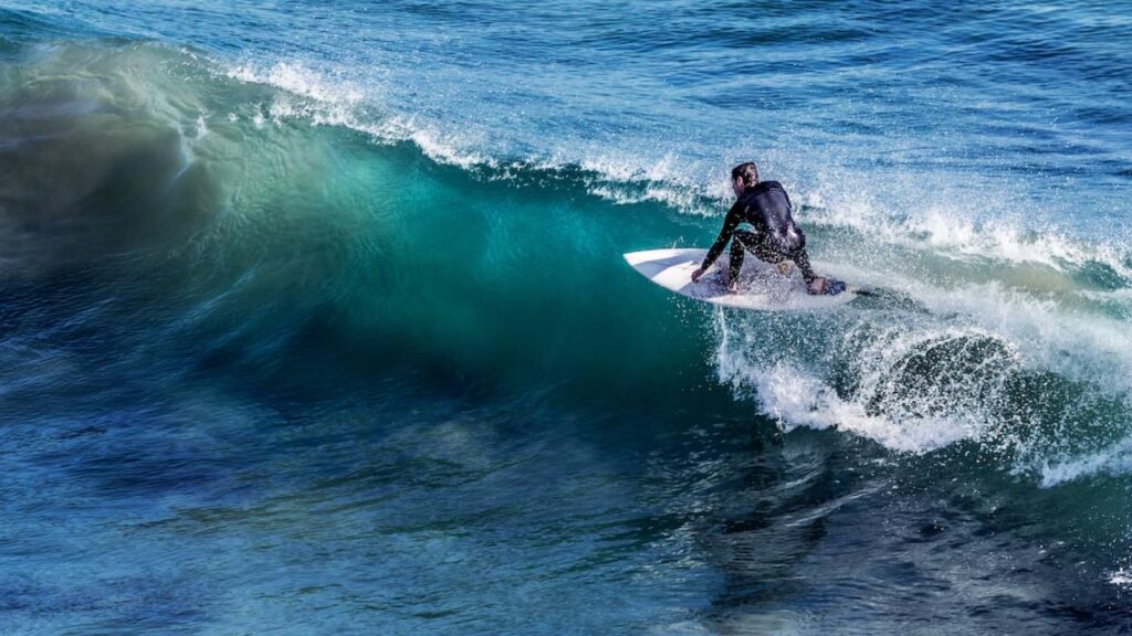6 Basic Surfing Tricks for Beginners to Master Immediately