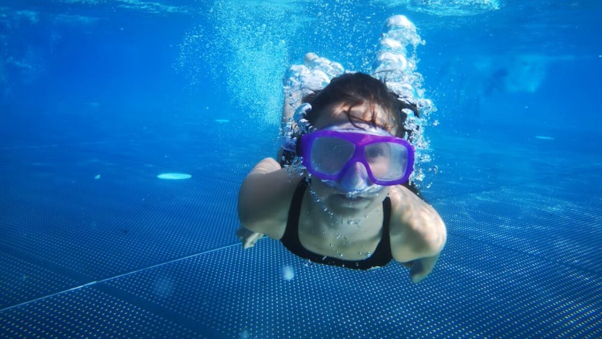 Can you wear contacts while surfing? Is it safe?