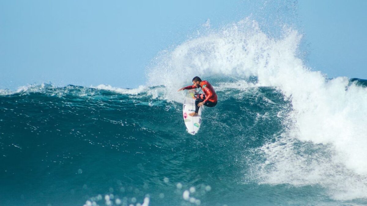 6 Basic Surfing Tricks for Beginners to Master Immediately